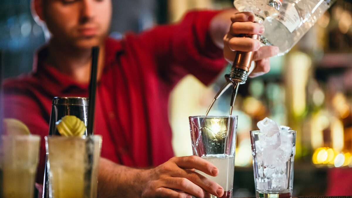 How Do You Free Pour as A Bartender? | CulinaryLore